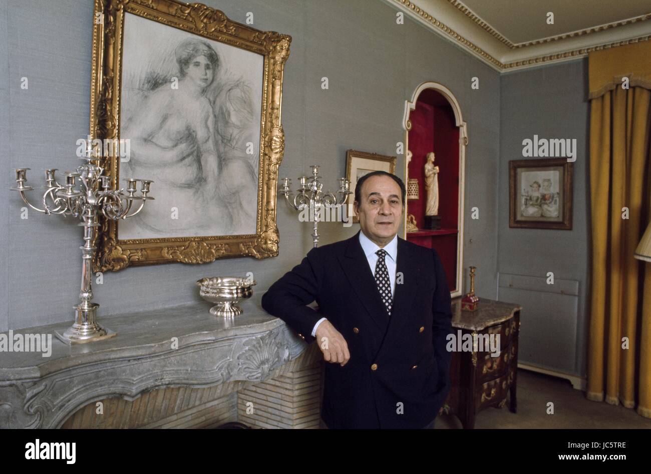 French singer Tino Rossi, at home in his appartment located 40 ...