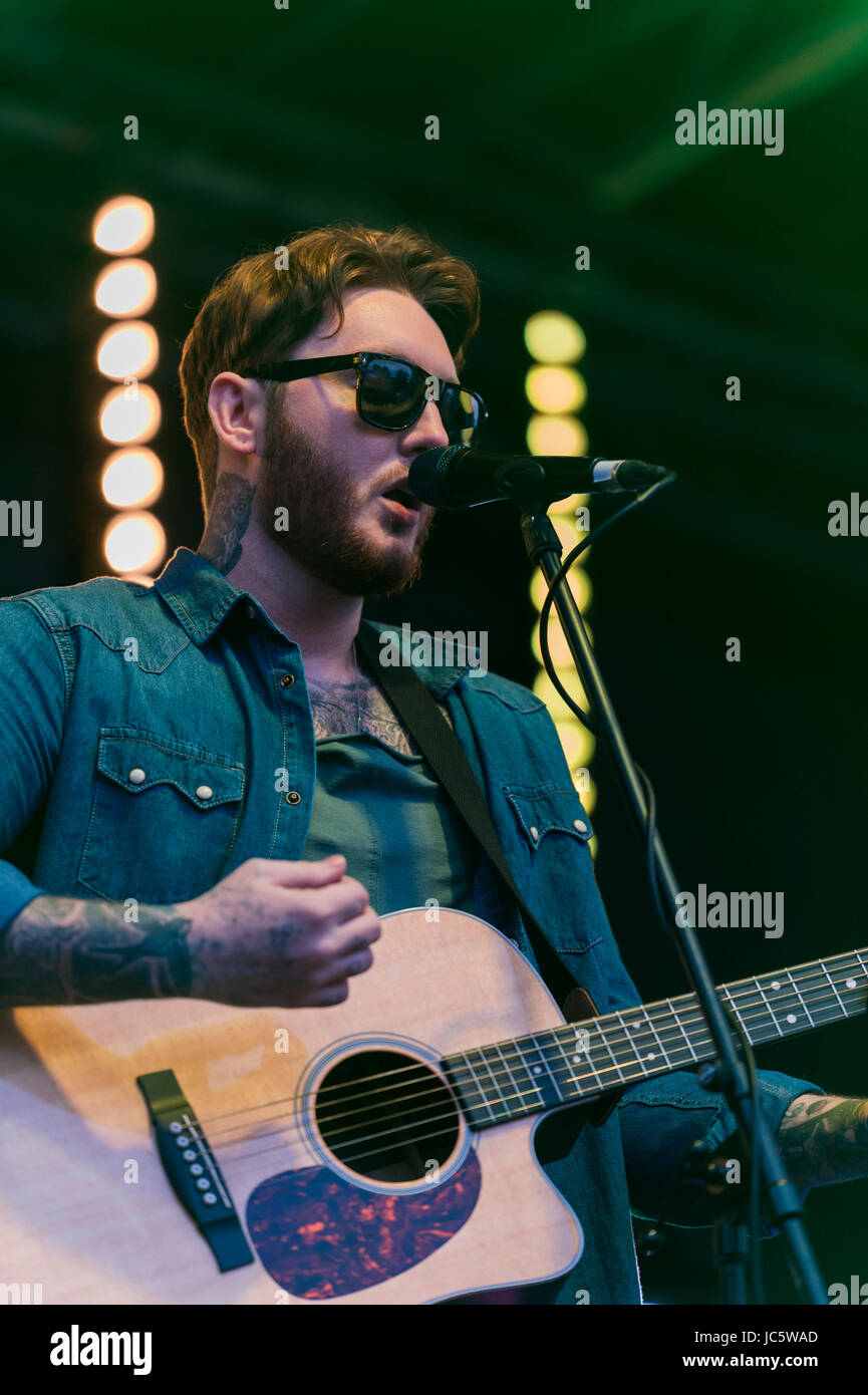 James arthur stage hi-res stock photography and images - Alamy