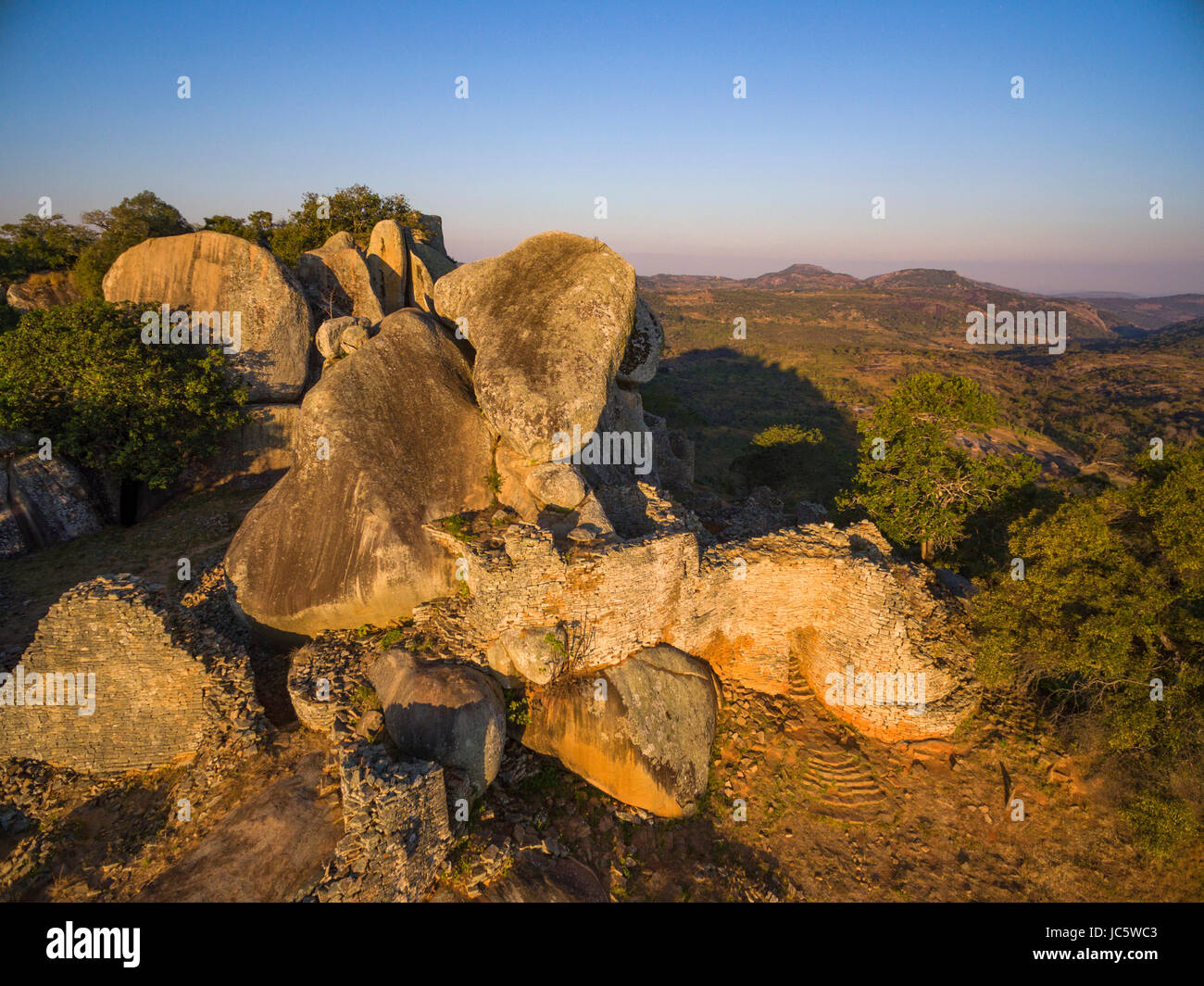 The hill complex at Great Zimbabwe Ruins Stock Photo - Alamy