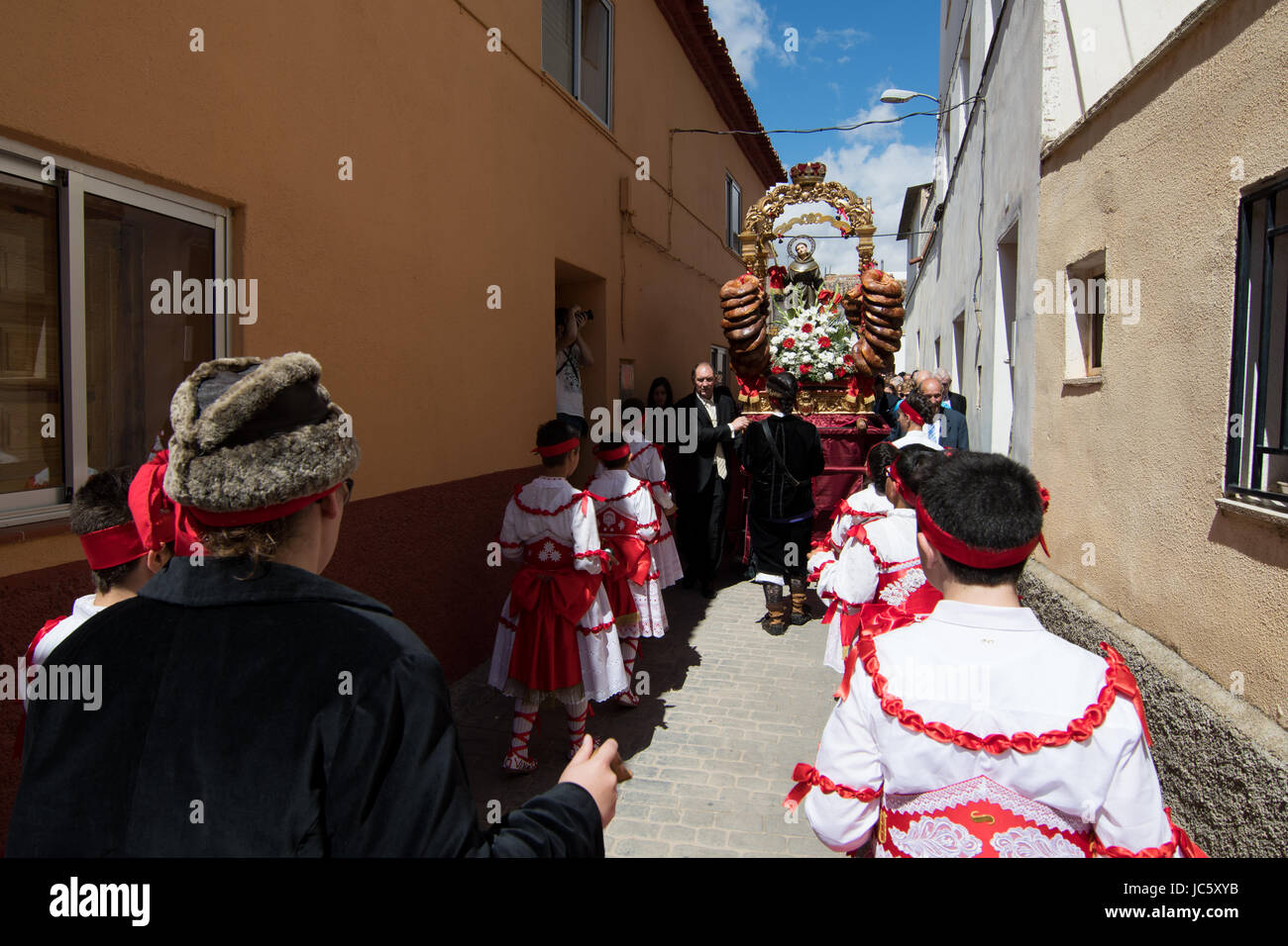 Cetina, Spain. 19th May, 2017. The 'Danzantes' dancing facing the ...