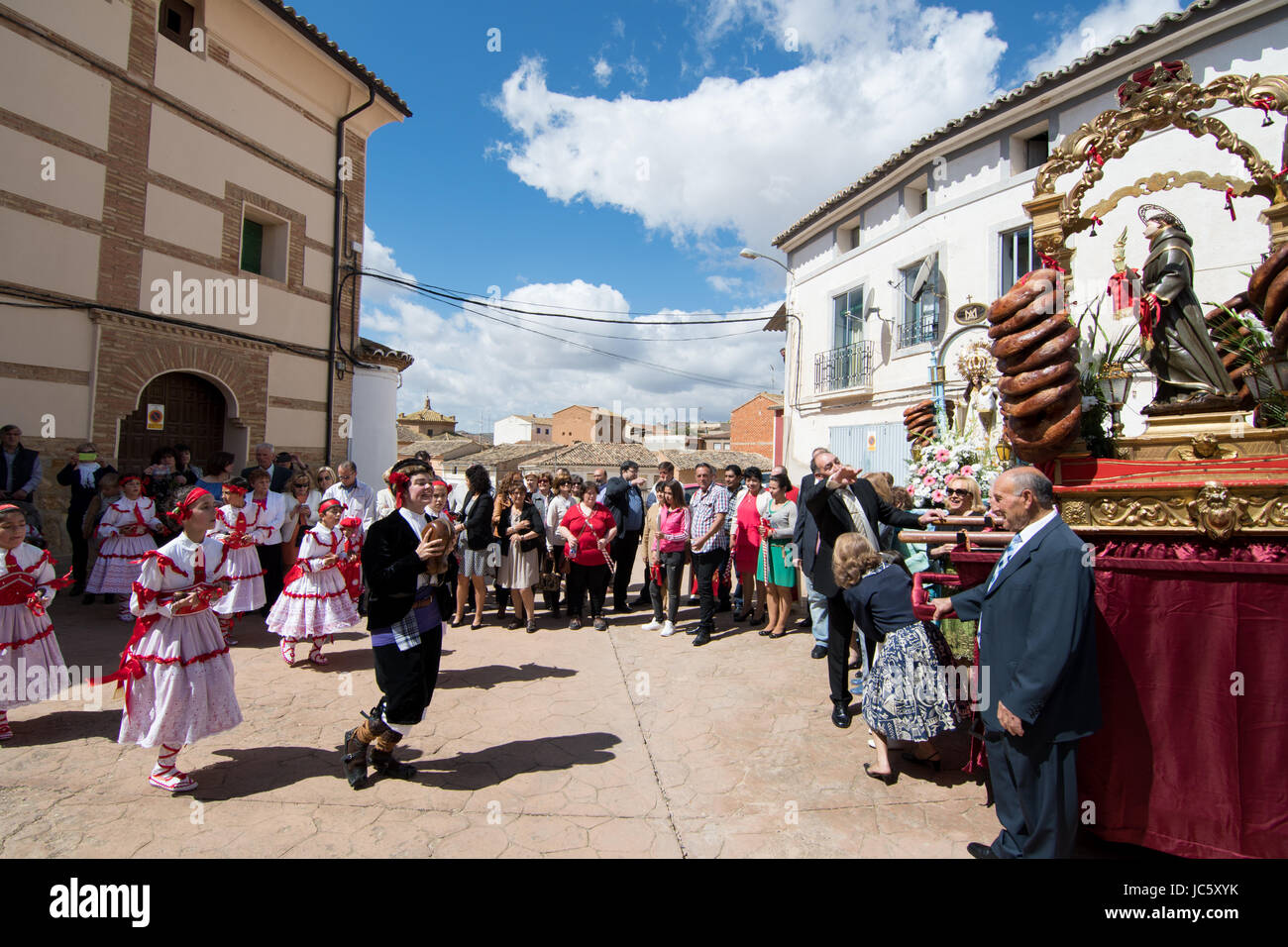 Cetina, Spain. 19th May, 2017. The 'Danzantes' dancing facing the ...