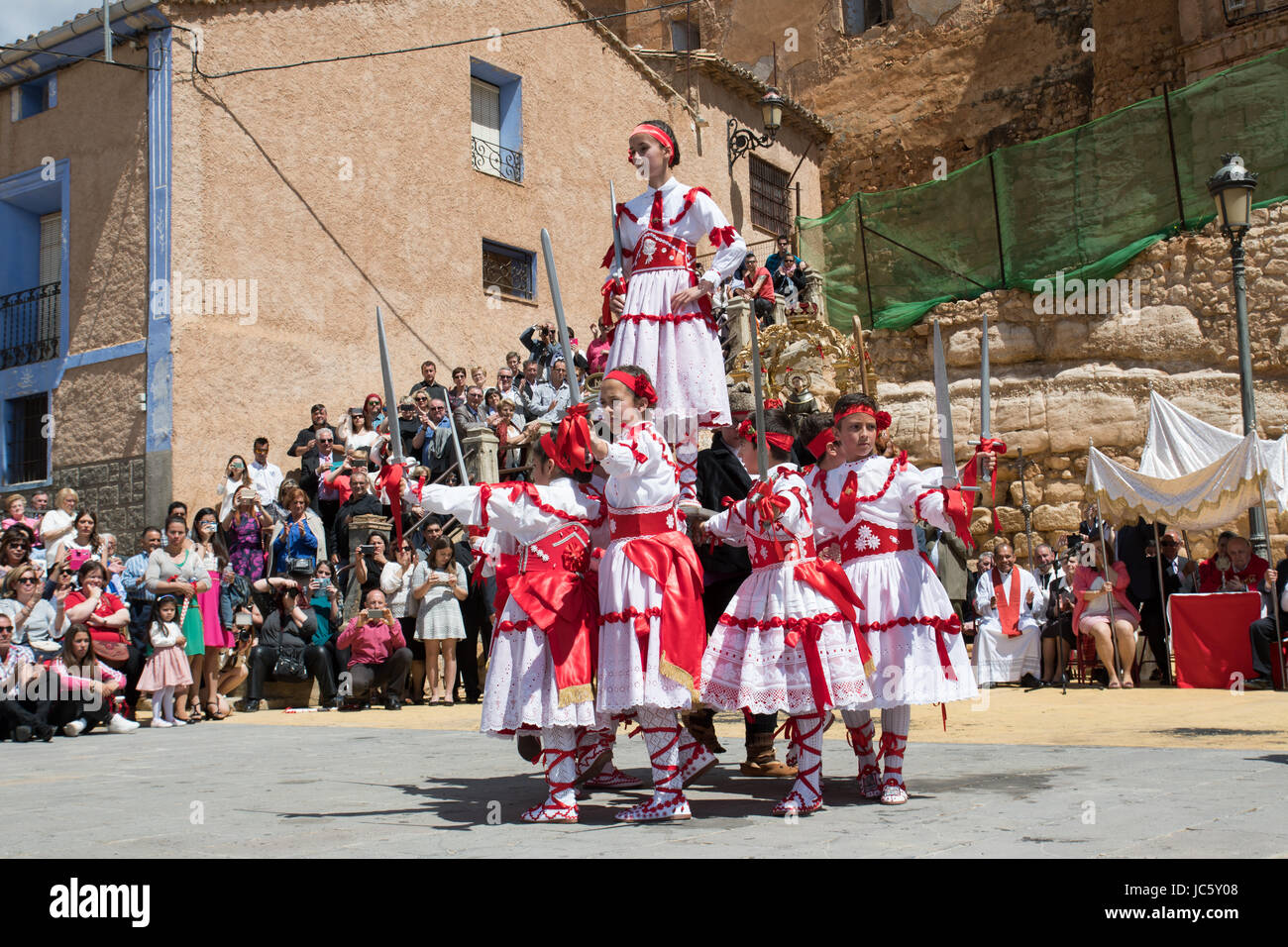 Cetina, Spain. 19th May, 2017. The 'Danzantes' performing part of the ...