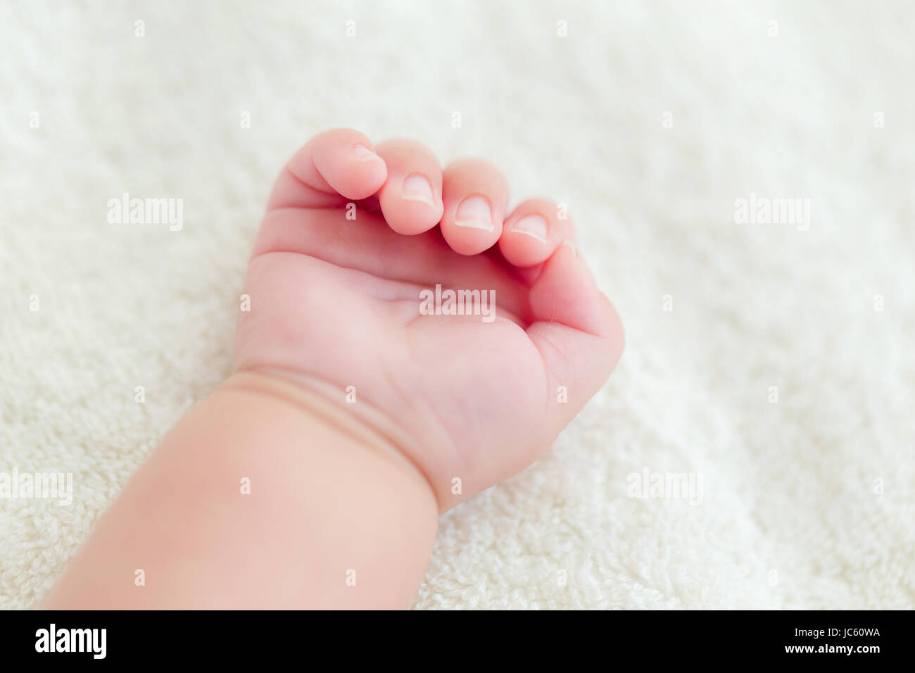 Newborn baby hand Stock Photo - Alamy