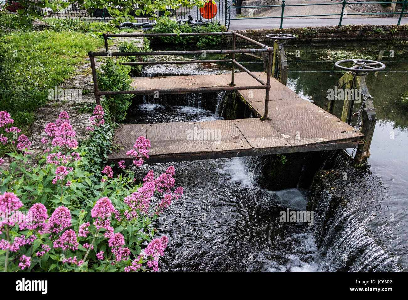 Sluice gates on the Cheddar Yeo river in Cheddar, Somerset Stock Photo ...