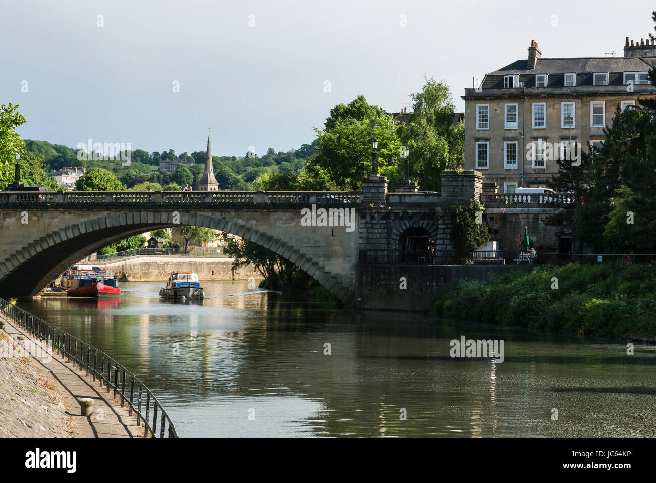 Tourist boat going under North Parade Bridge, Bath Stock Photo - Alamy