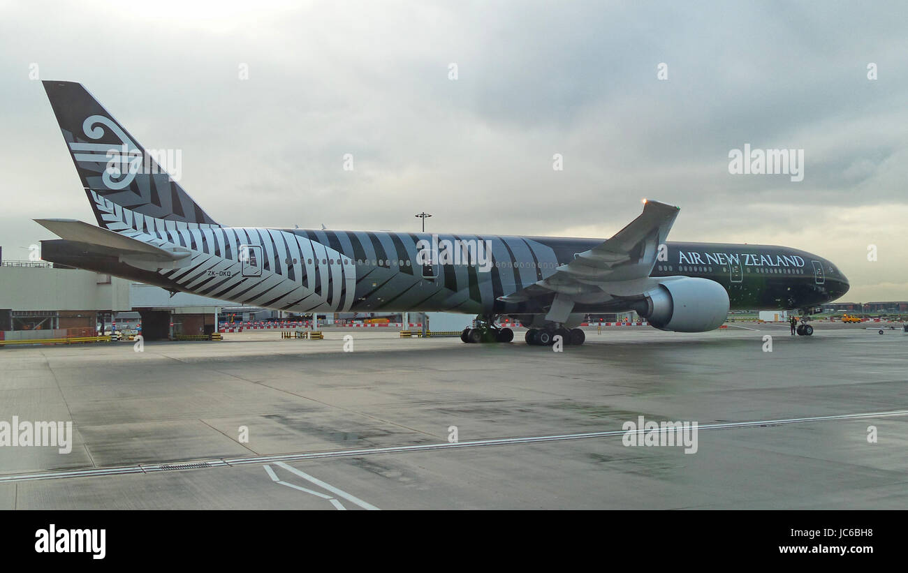 Air New Zealand boeing 777-300 aircraft ZK-OKQ in All Black colours ...