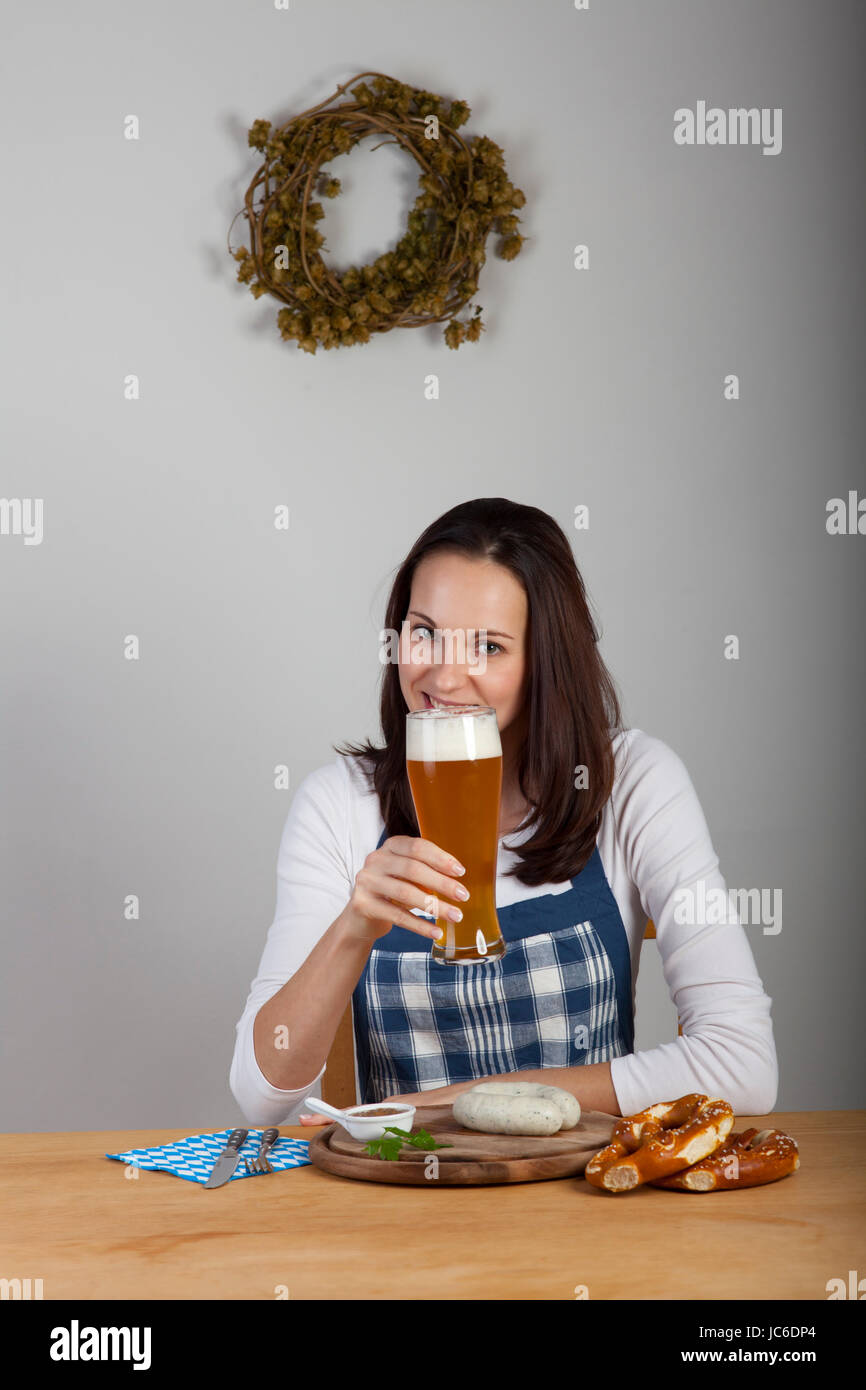 Frau mit Weißwurst Stock Photo - Alamy