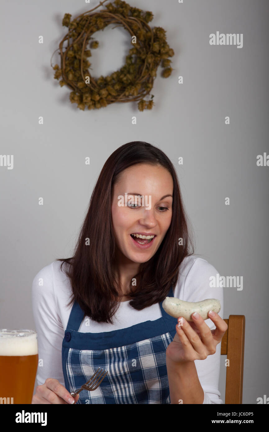Frau mit bayerischen Würstchen Stock Photo - Alamy