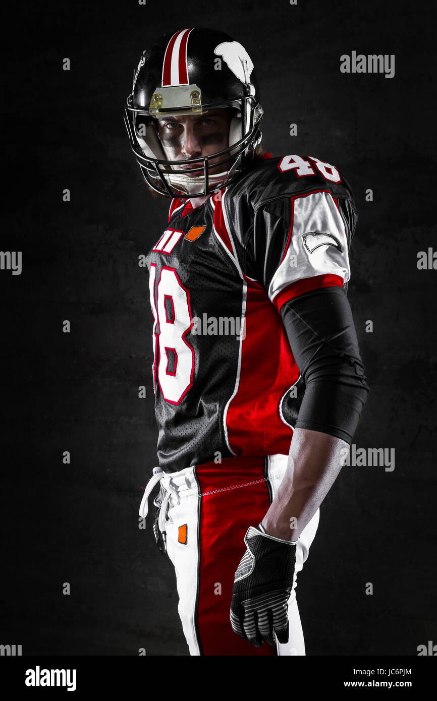 American footballer side view hi-res stock photography and images - Alamy