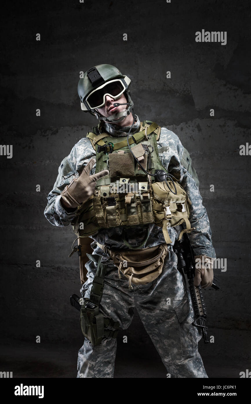 American Soldier in victory gesture on dark background Stock Photo - Alamy