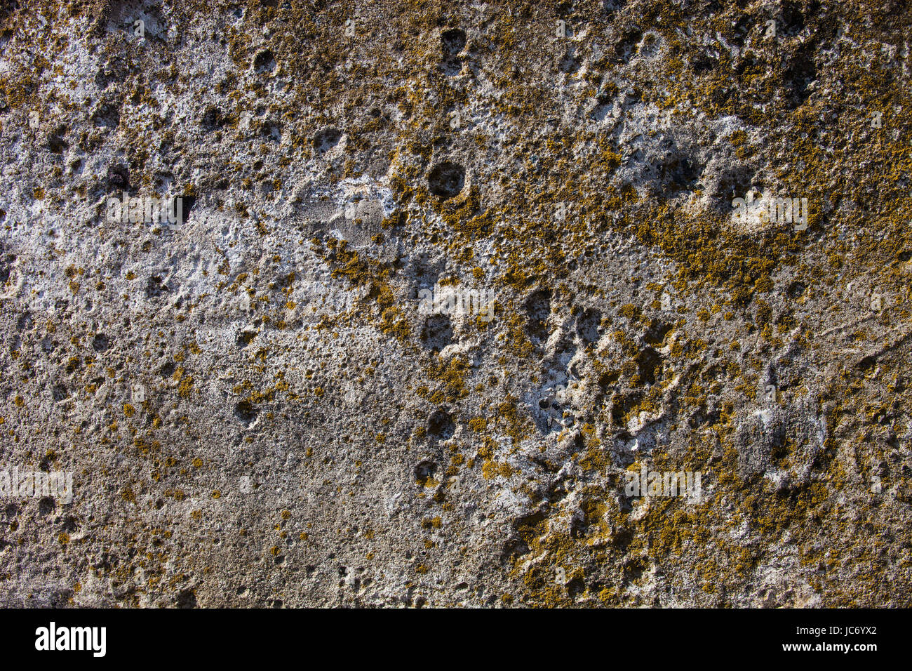Moss grown stone wall hi-res stock photography and images - Alamy