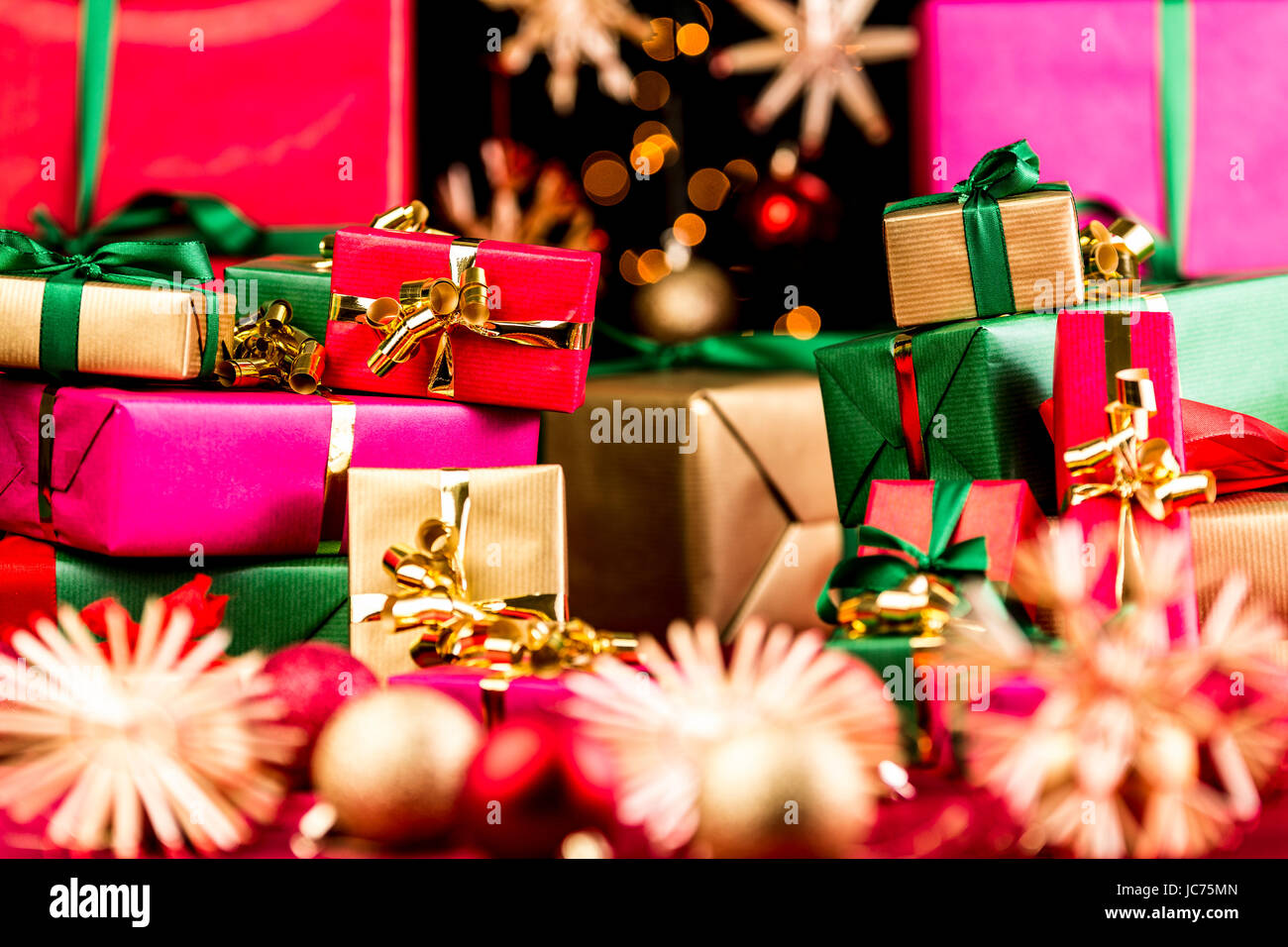 Wrapped gifts piled up hi-res stock photography and images - Alamy