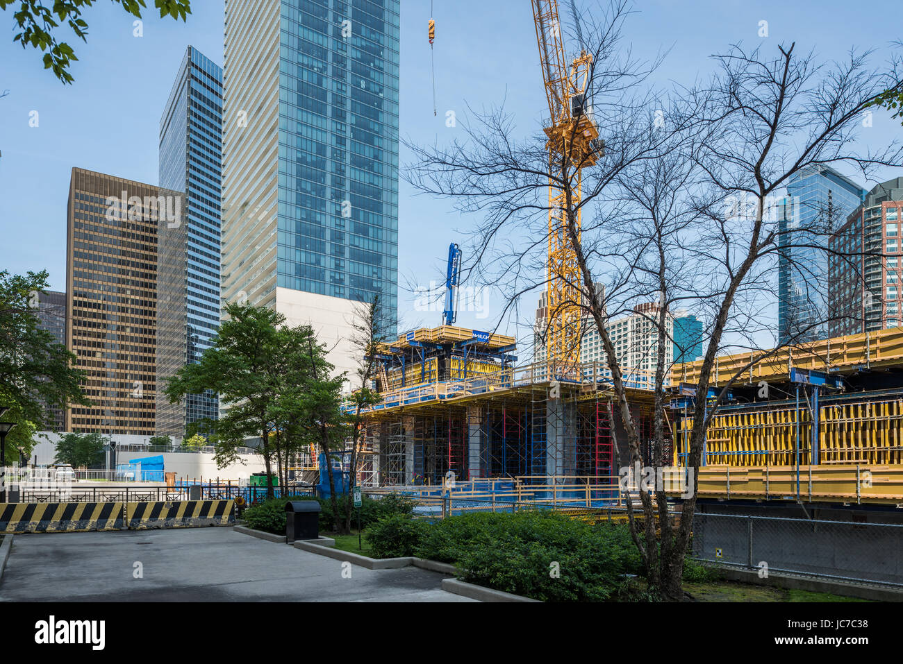 Cranes building under construction green hi-res stock photography and ...