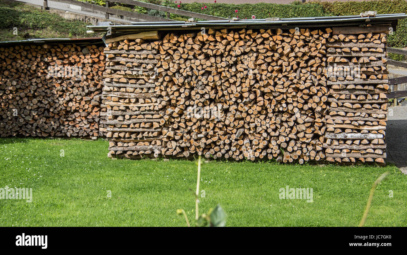 Feuerholz im Schuppen Stock Photo - Alamy