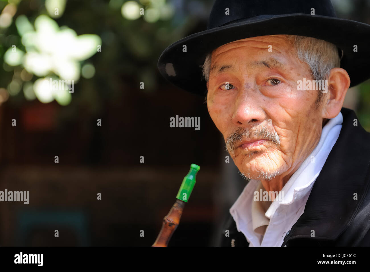 Old chinese man smoking pipe High Resolution Stock Photography and ...