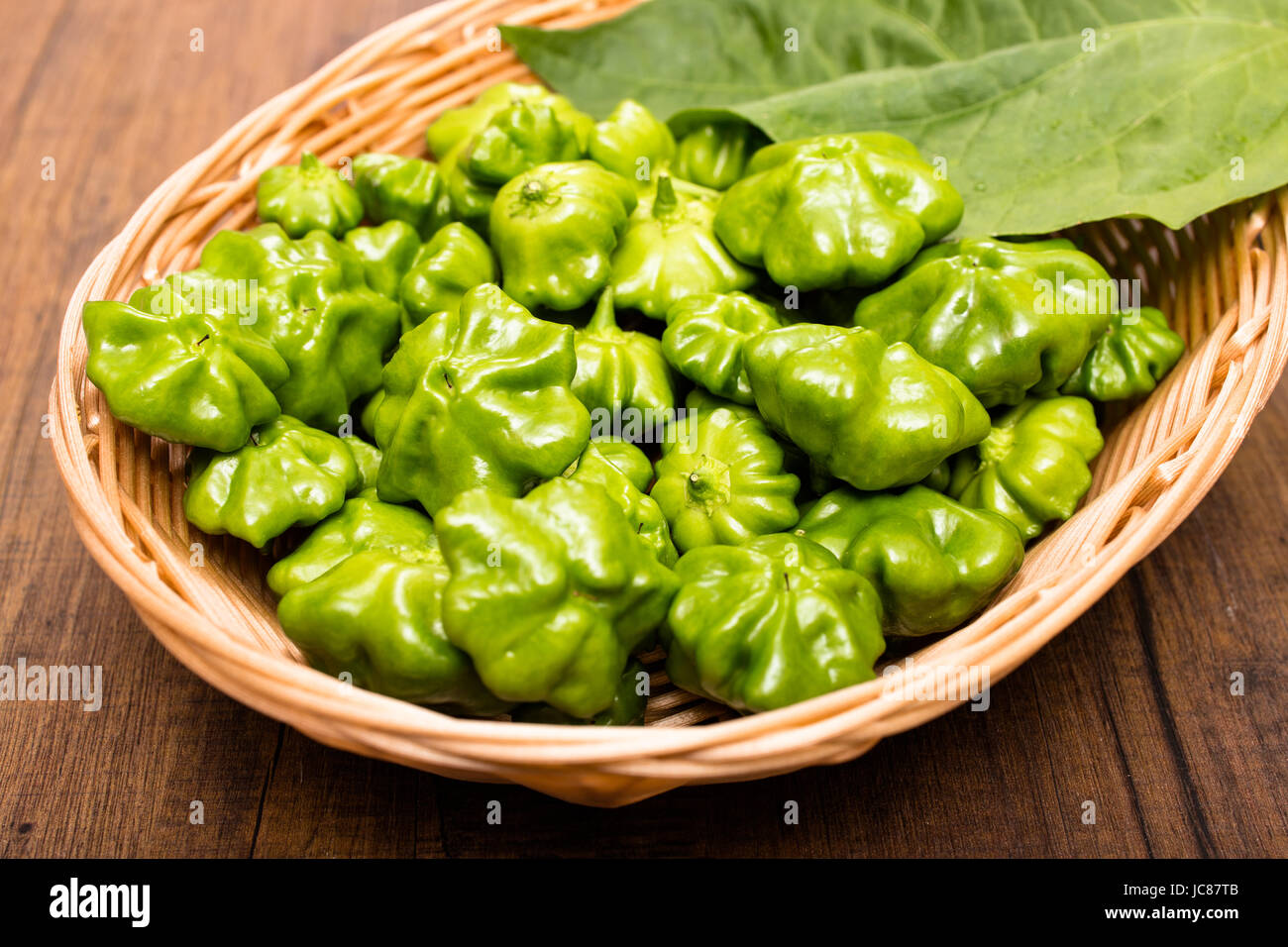 Grüne scharfe Chili Paprika in einem Korb Stock Photo - Alamy