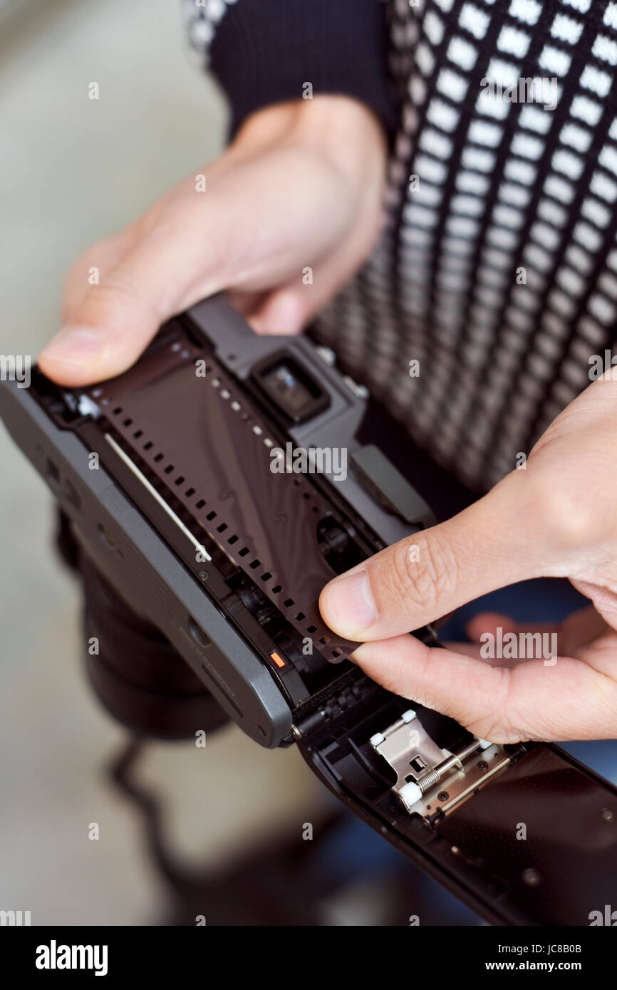 Changing camera lens hi-res stock photography and images - Alamy