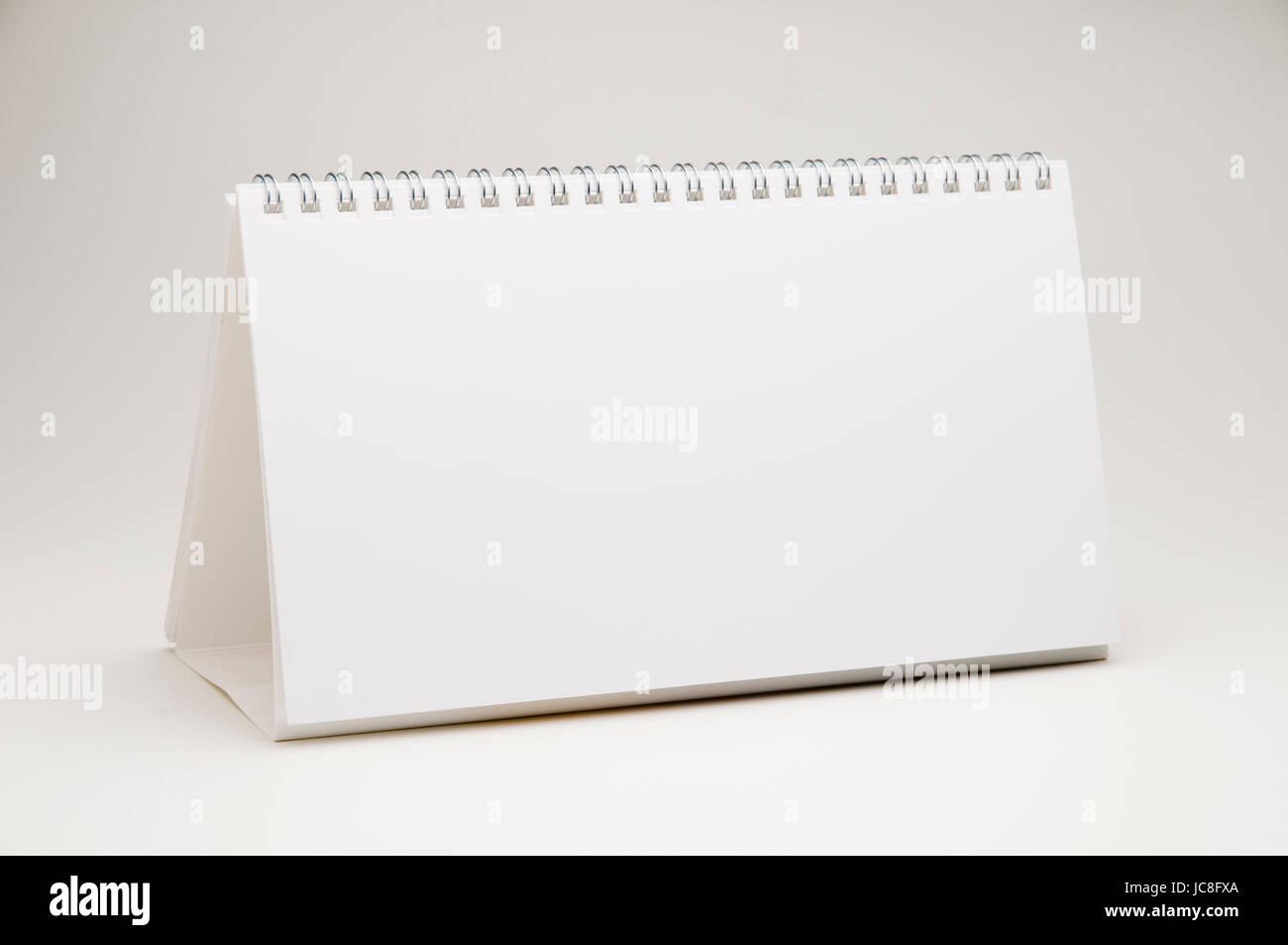leerer Ring-Kalender auf weissen hintergrund, formatfüllend Stock Photo ...