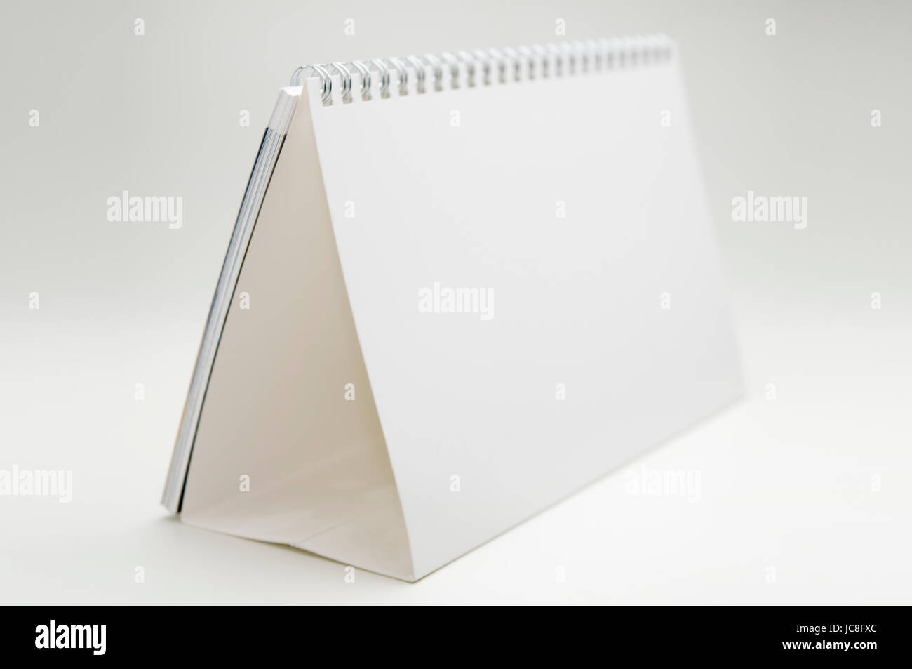 leerer Ring-Kalender auf weissen hintergrund, formatfüllend Stock Photo ...