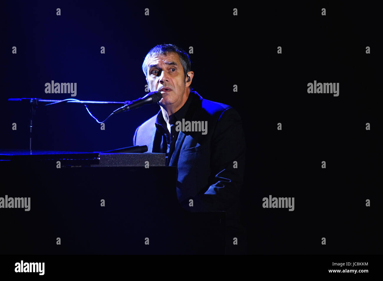 French piano singer hi-res stock photography and images - Alamy