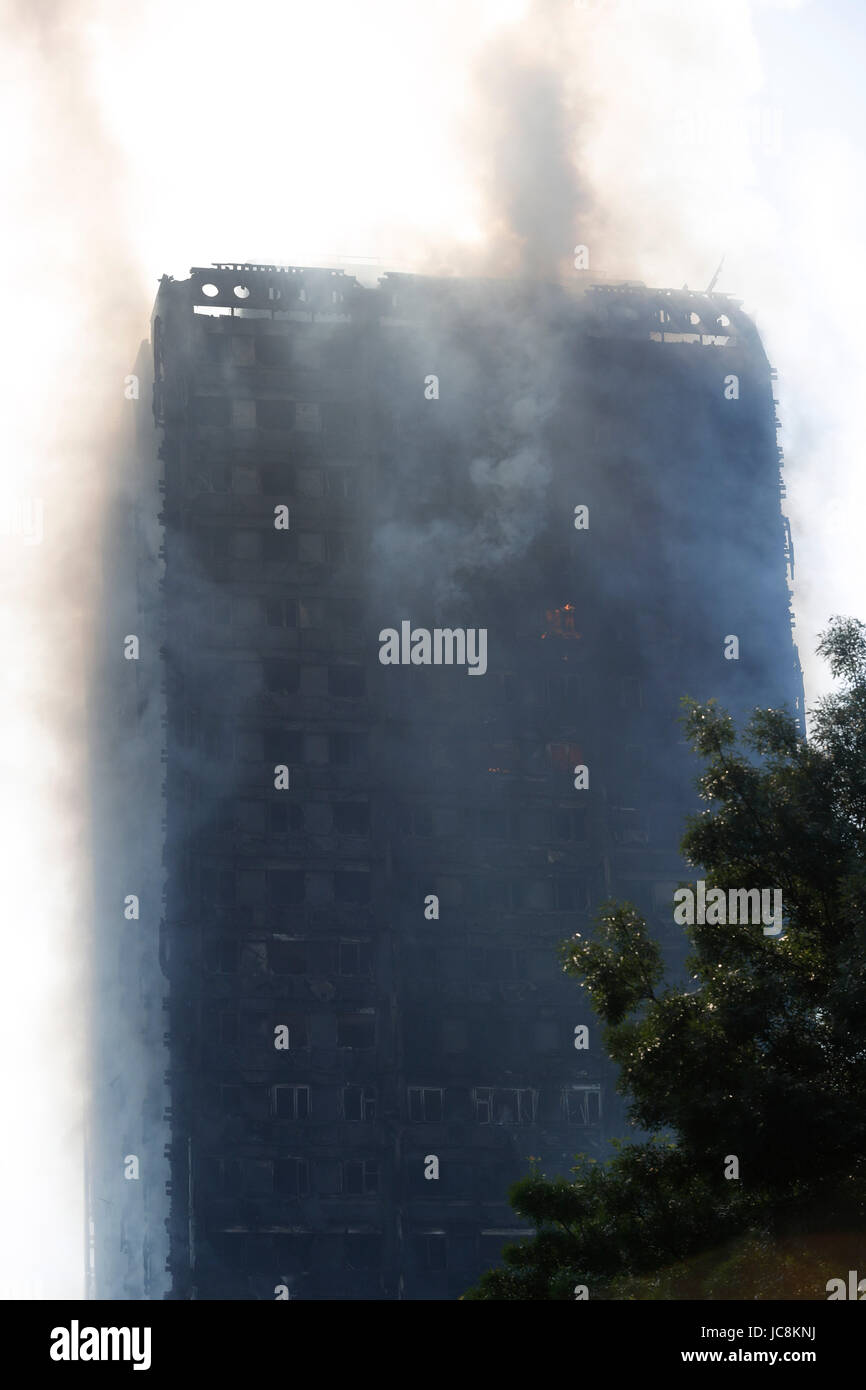 London, Britain. 14th June, 2017. An apartment building is engulfed by ...