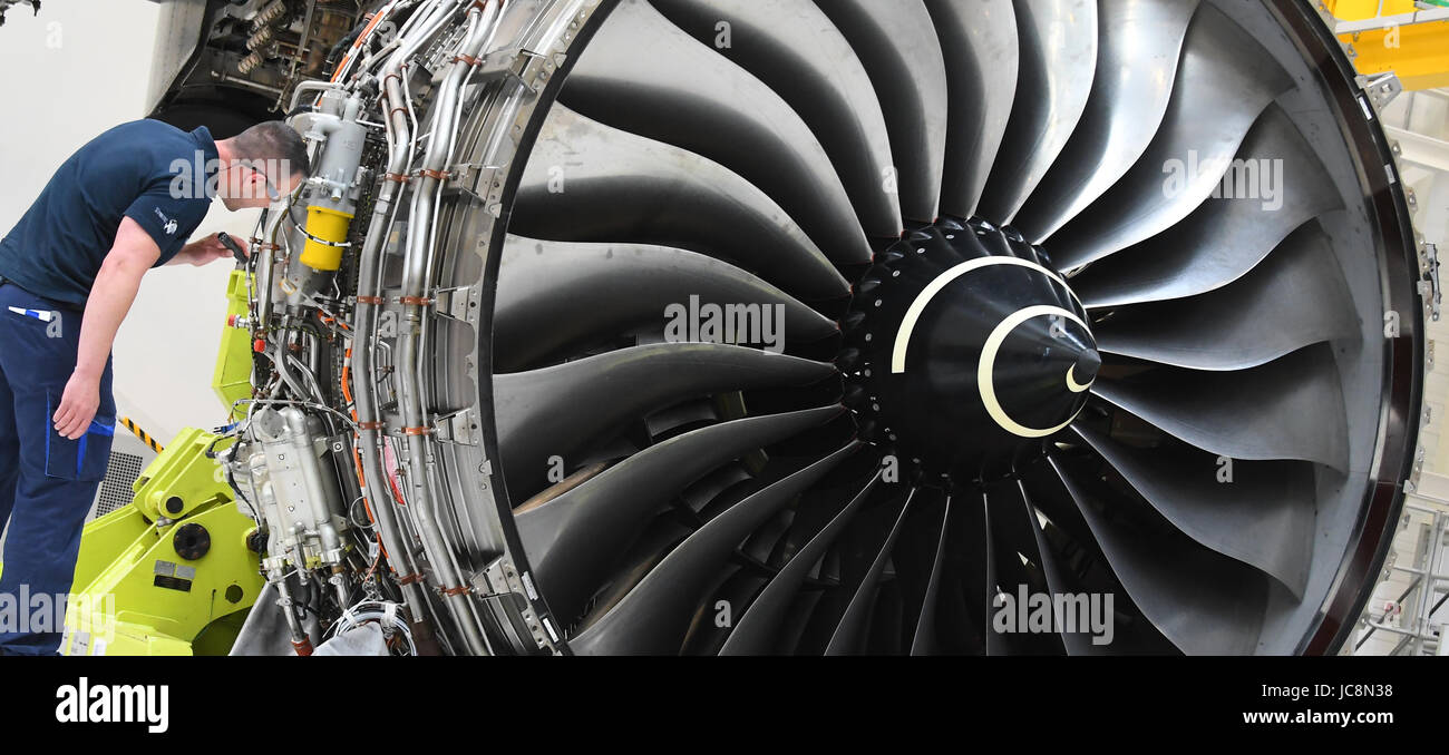 Rolls royce xwb engine assembly hi-res stock photography and images - Alamy