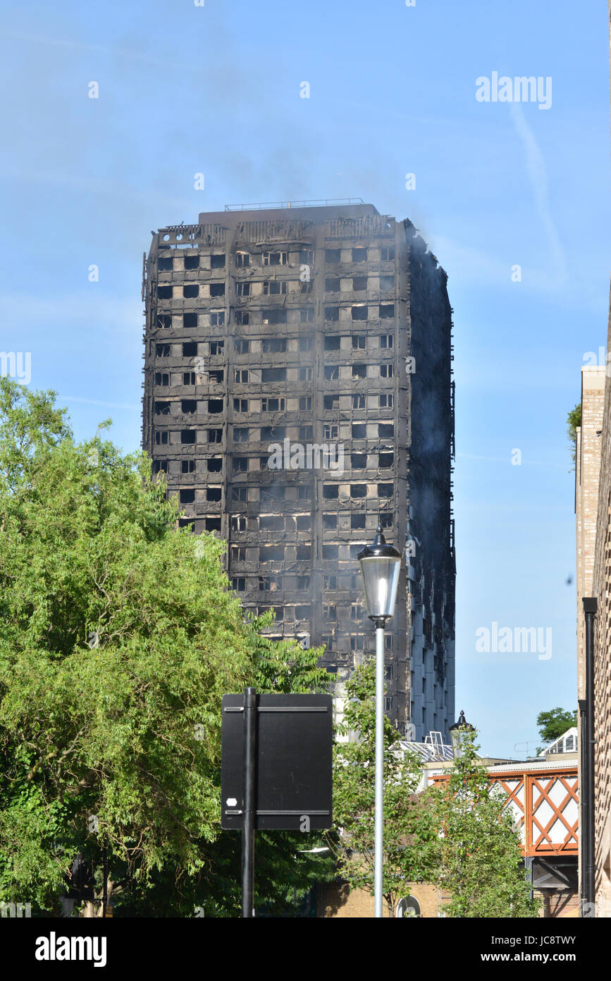 London, UK. 14th June, 2017. The Grenfell Tower fire Credit: Matthew ...