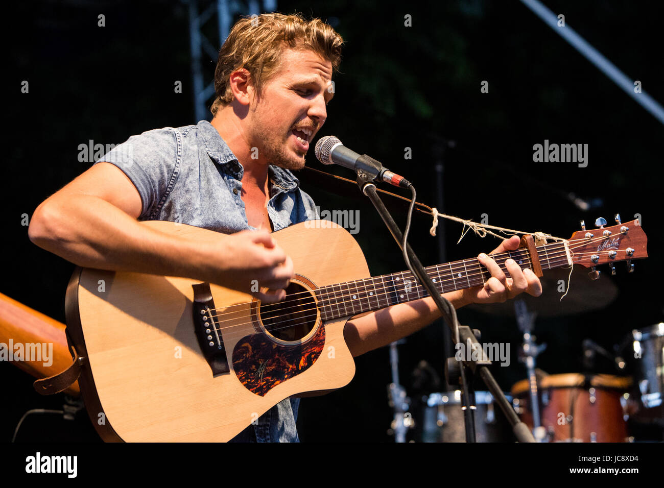 Xavier rudd show hi-res stock photography and images - Alamy