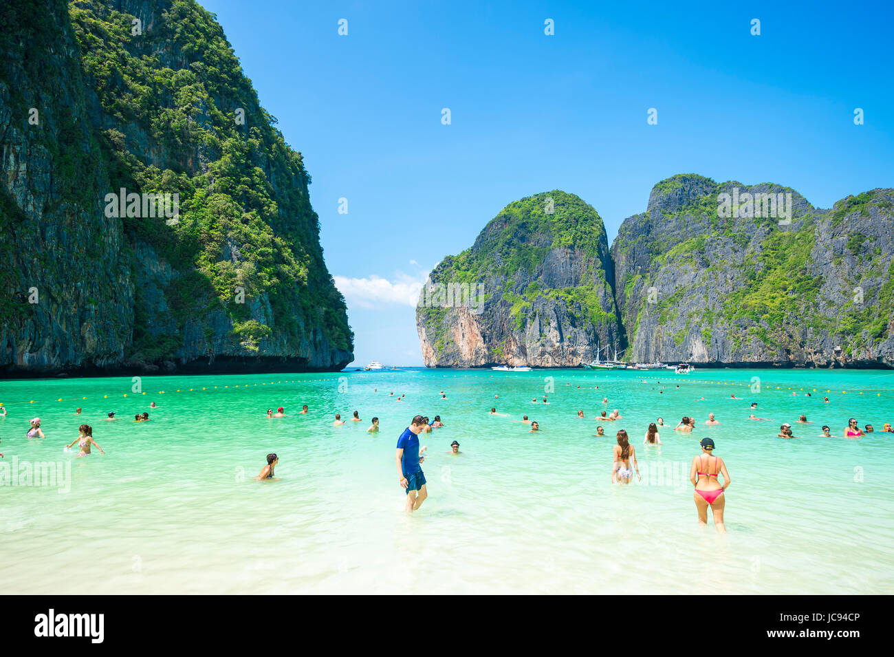 Maya bay beach thailand crowd hi-res stock photography and images - Alamy