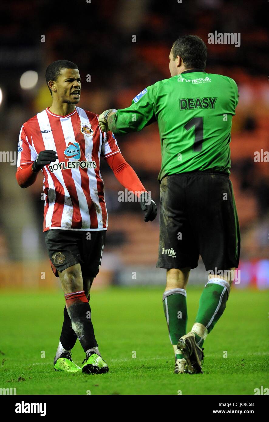 FRAZER CAMPBELL TIM DEASY HEAD SUNDERLAND V BARROW STADIUM OF LIGHT ...