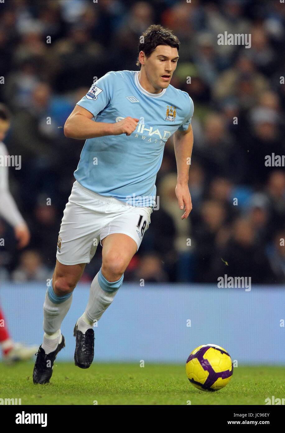 GARETH BARRY MANCHESTER CITY FC CITY OF MANCHESTER STADIUM MANCHESTER ...