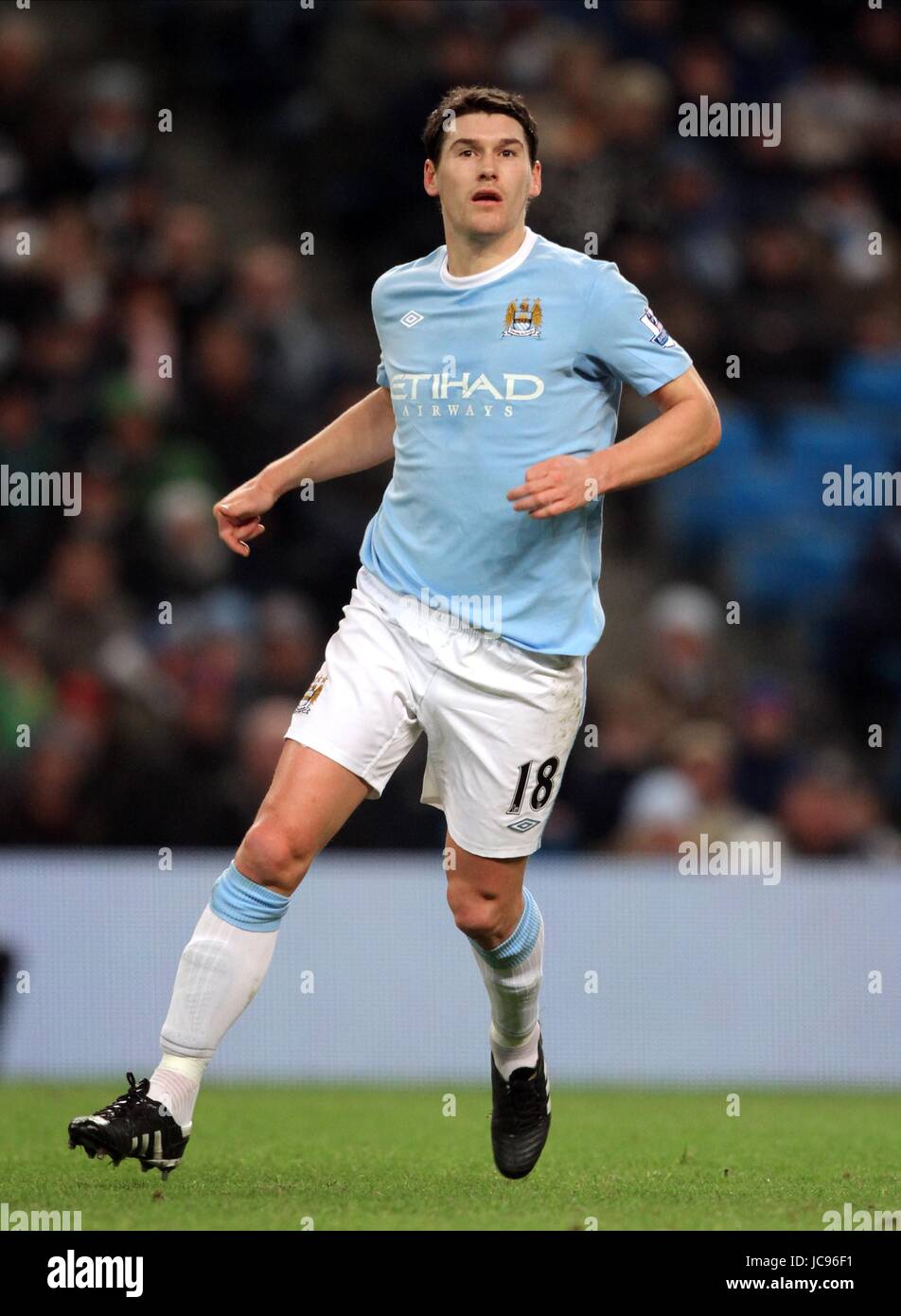 GARETH BARRY MANCHESTER CITY FC CITY OF MANCHESTER STADIUM MANCHESTER ...