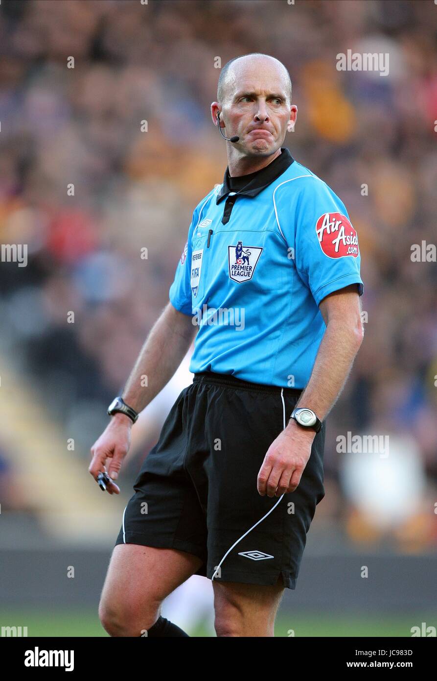 MIKE DEAN PREMIERSHIP FOOTBALL REFEREE KC STADIUM HULL ENGLAND 30 ...