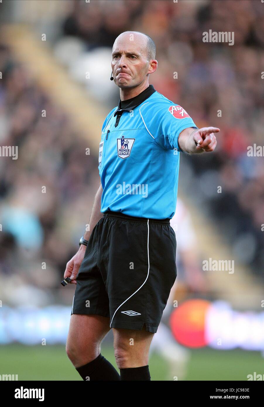MIKE DEAN PREMIERSHIP FOOTBALL REFEREE KC STADIUM HULL ENGLAND 30 ...