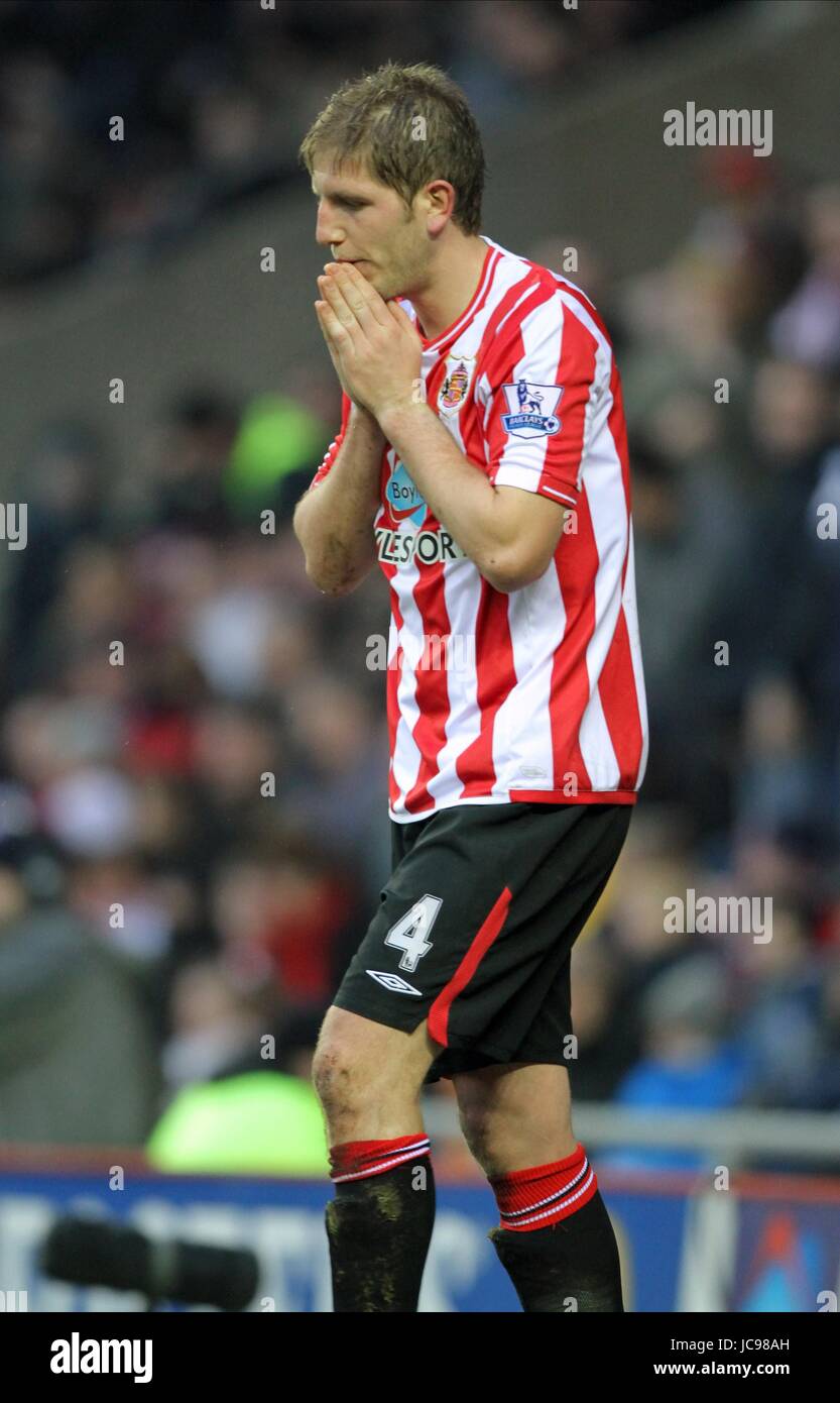 MICHAEL TURNER MISSES CHANCE SUNDERLAND V WIGAN ATHLETIC STADIUM OF ...
