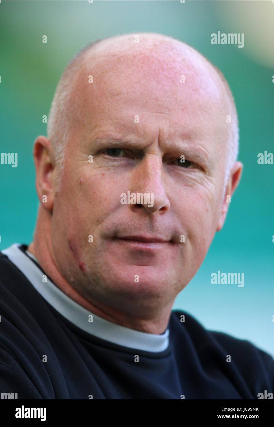 PETER HOUSTON DUNDEE UNITED FC MANAGER CELTIC PARK GLASGOW SCOTLAND 20 ...