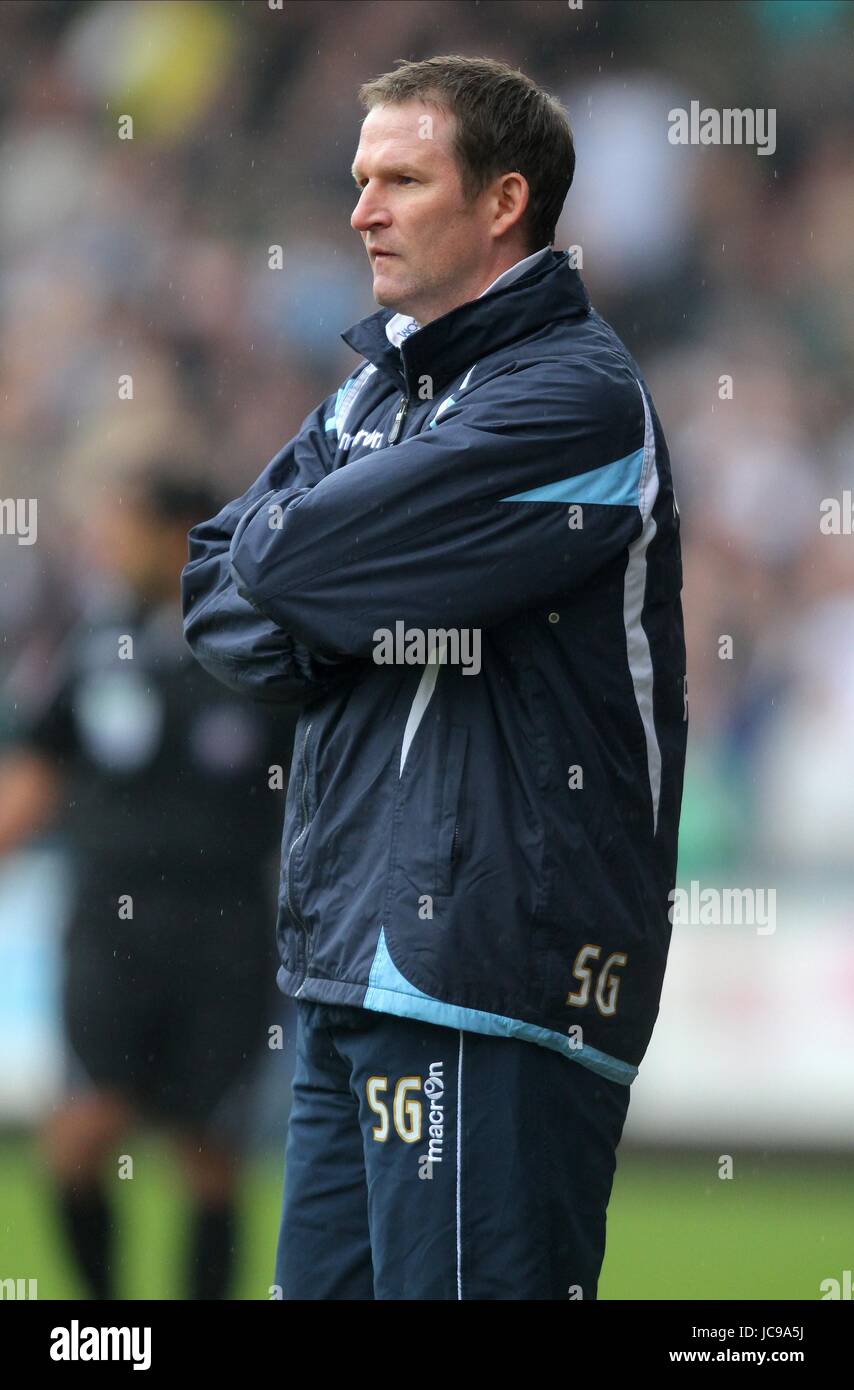 SIMON GRAYSON LEEDS UNITED MANAGER THE GALPHARM STADIUM HUDDERSFIELD ...