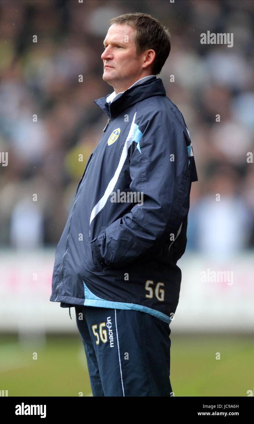 SIMON GRAYSON LEEDS UNITED MANAGER THE GALPHARM STADIUM HUDDERSFIELD ...
