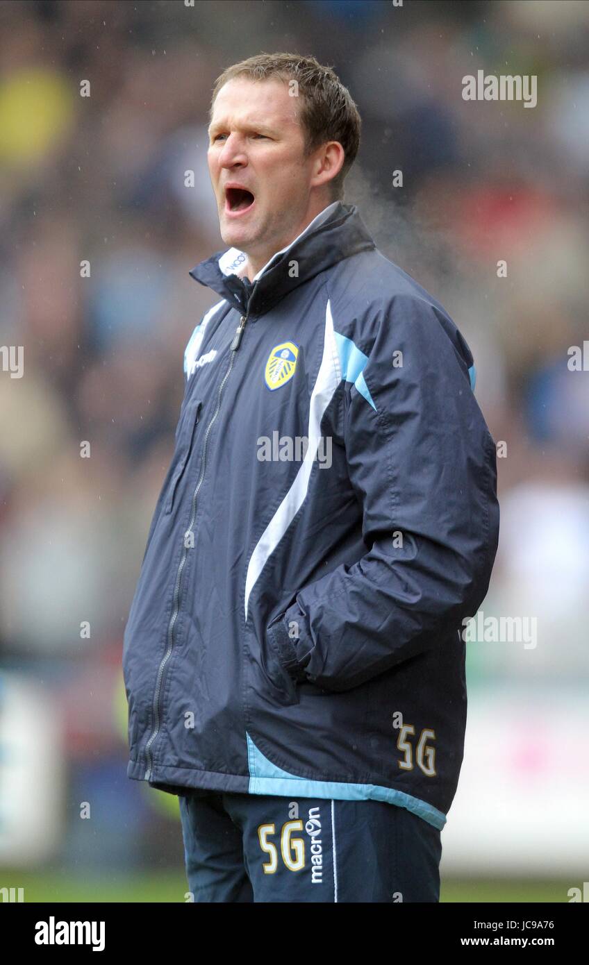 SIMON GRAYSON LEEDS UNITED MANAGER THE GALPHARM STADIUM HUDDERSFIELD ...