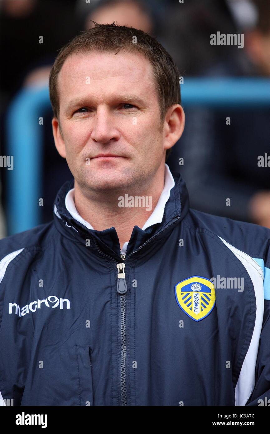 SIMON GRAYSON LEEDS UNITED MANAGER THE GALPHARM STADIUM HUDDERSFIELD ...