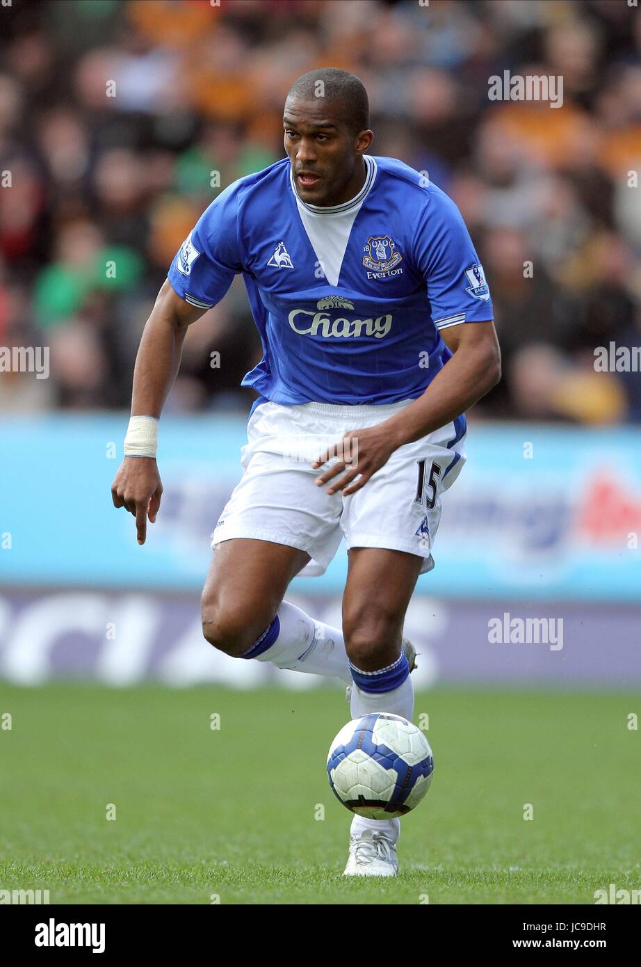 SYLVAIN DISTIN EVERTON FC MOLINEUX STADIUM WOLVERHAMPTON ENGLAND 27 ...