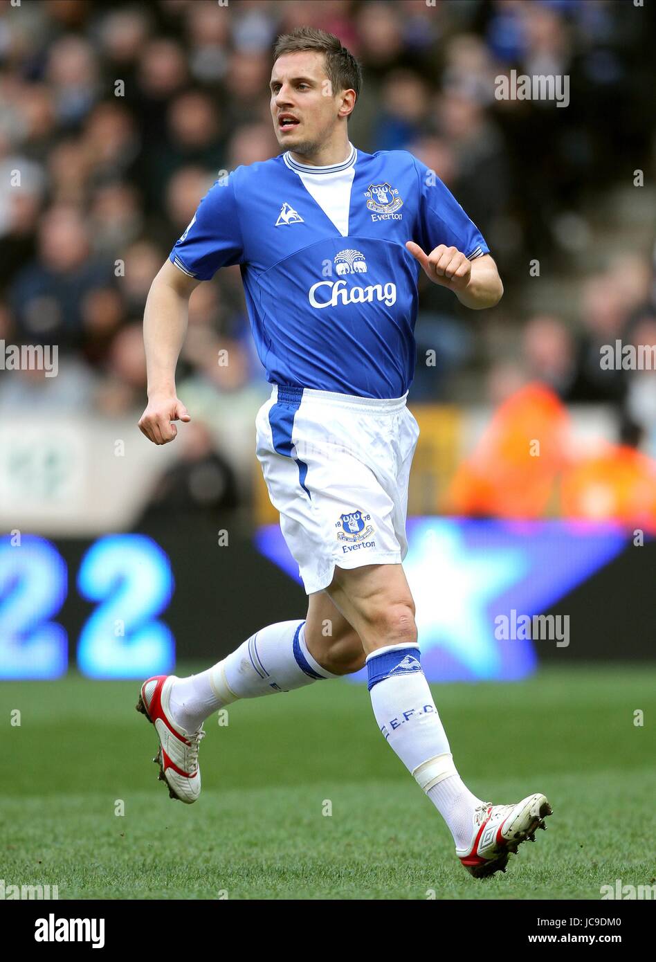 Phil jagielka everton celebrates hi-res stock photography and images ...