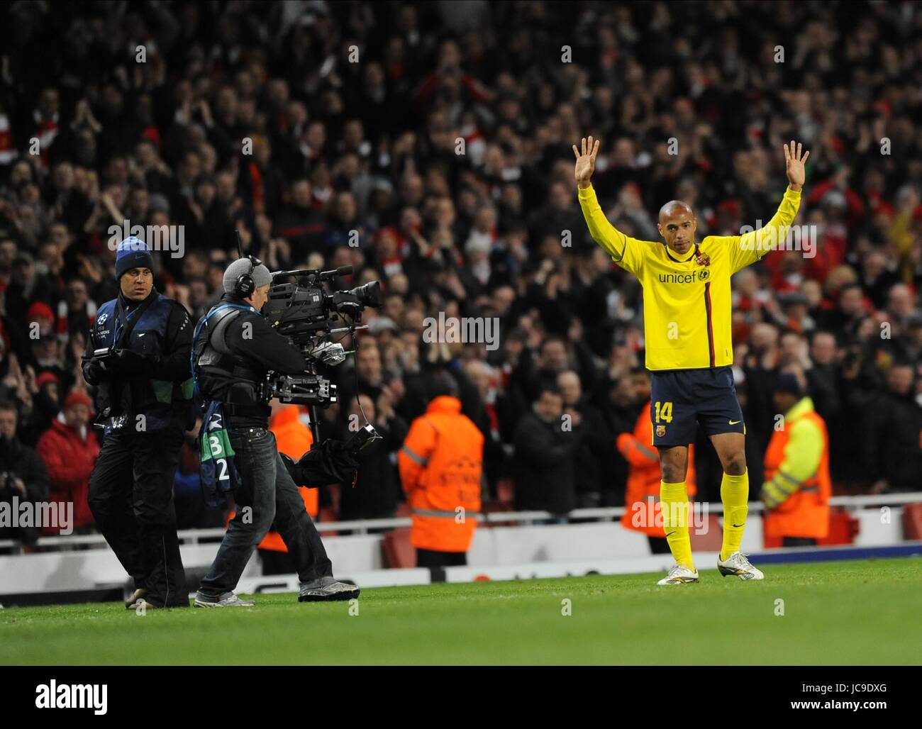 Arsenal stadium crowd hi-res stock photography and images - Alamy