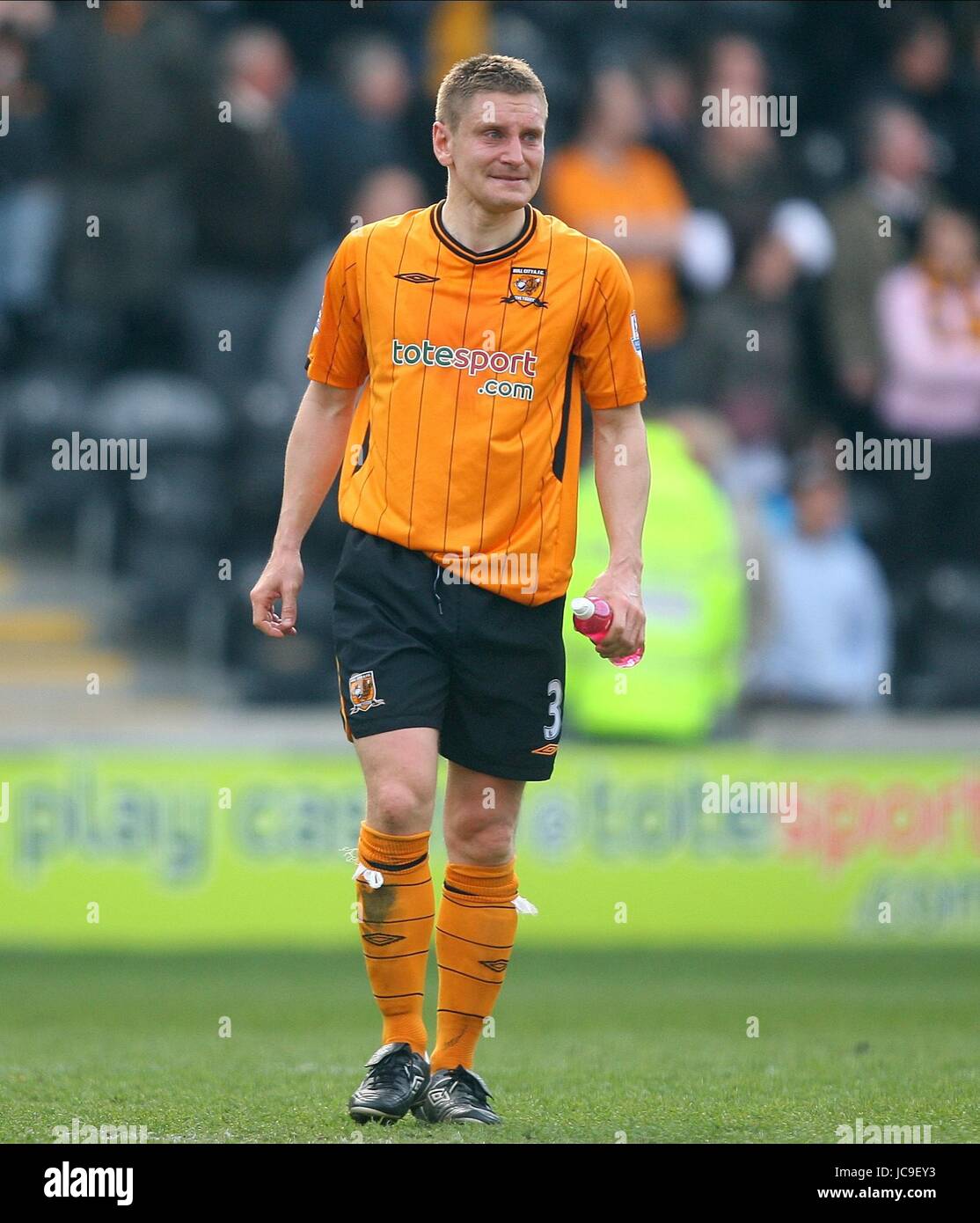 ANDY DAWSON IS IN TEARS HULL CITY V SUNDERLAND KC STADIUM HULL ENGLAND ...