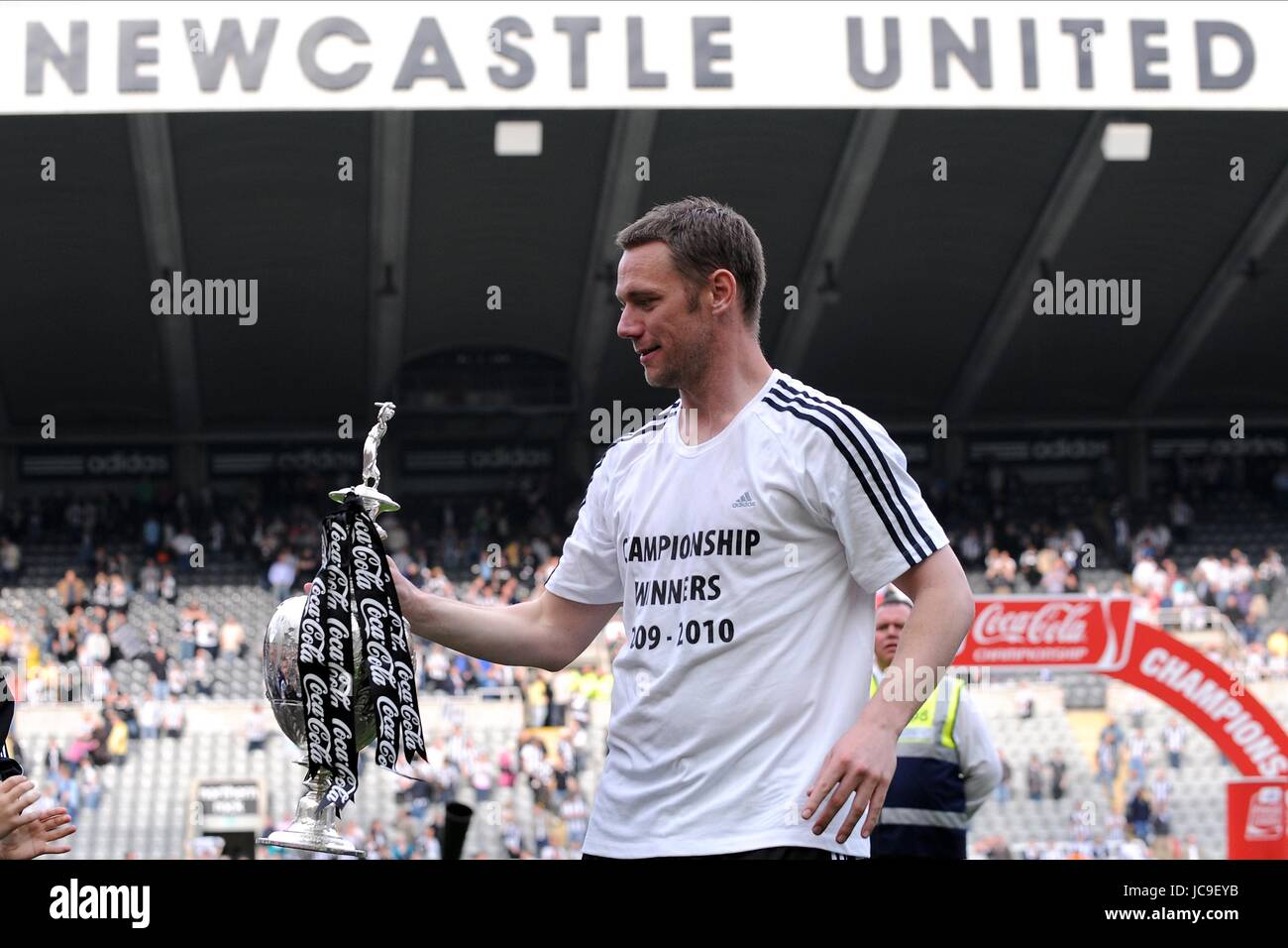 KEVIN NOLAN WITH TROPHY NEWCASTLE V IPSWICH ST JAMES PARK NEWCASTLE ...