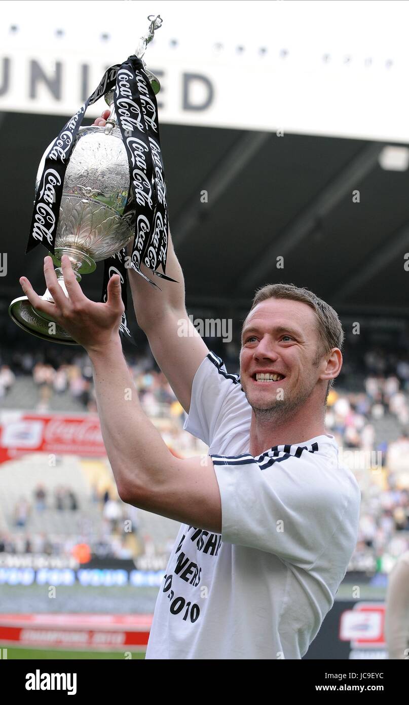 KEVIN NOLAN WITH TROPHY NEWCASTLE V IPSWICH ST JAMES PARK NEWCASTLE ...