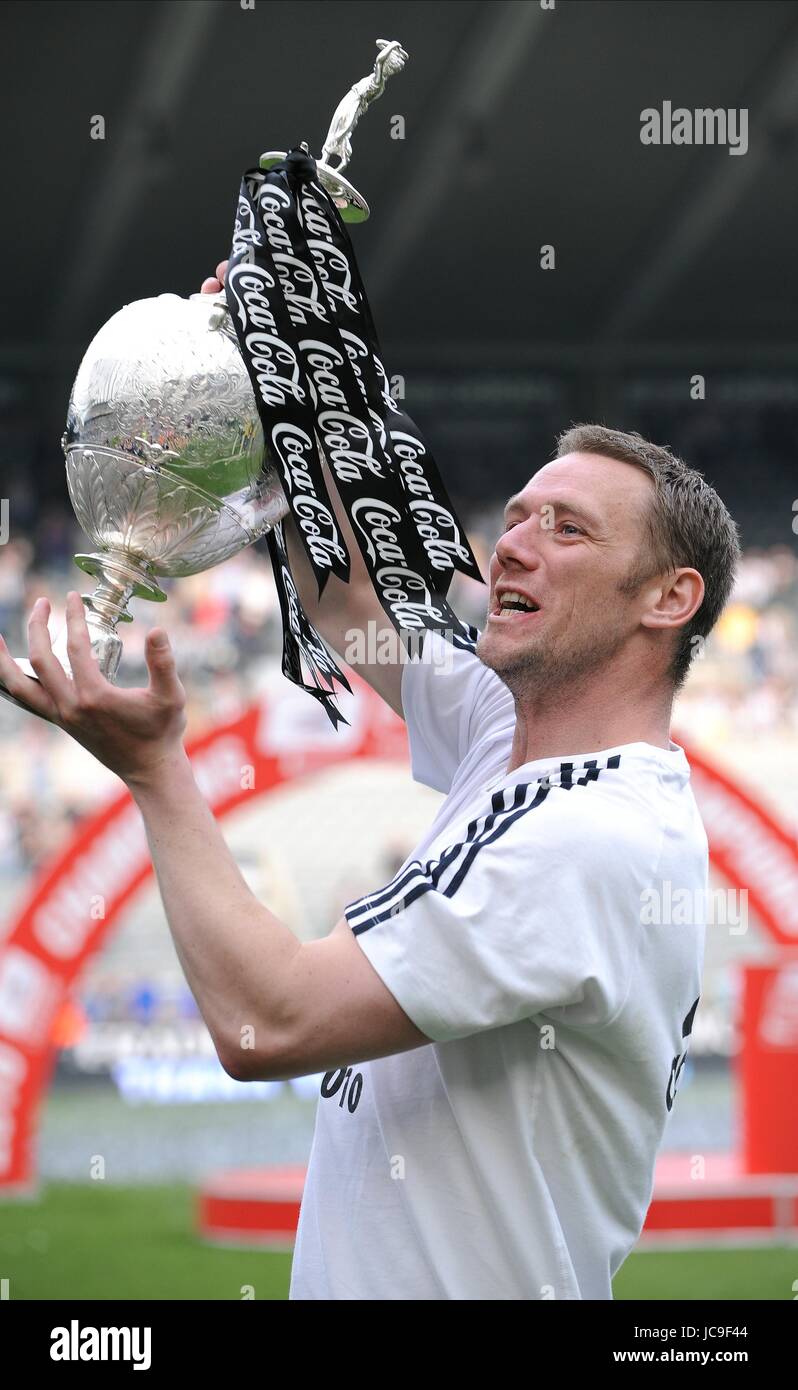 KEVIN NOLAN WITH TROPHY NEWCASTLE UNITED FC NEWCASTLE UNITED FC ST ...