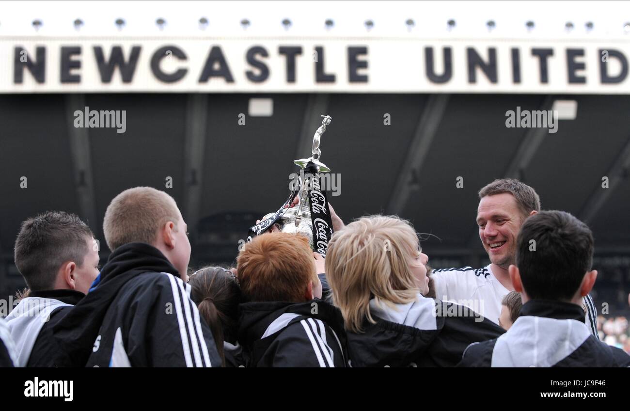 KEVIN NOLAN WITH TROPHY NEWCASTLE UNITED FC NEWCASTLE UNITED FC ST ...
