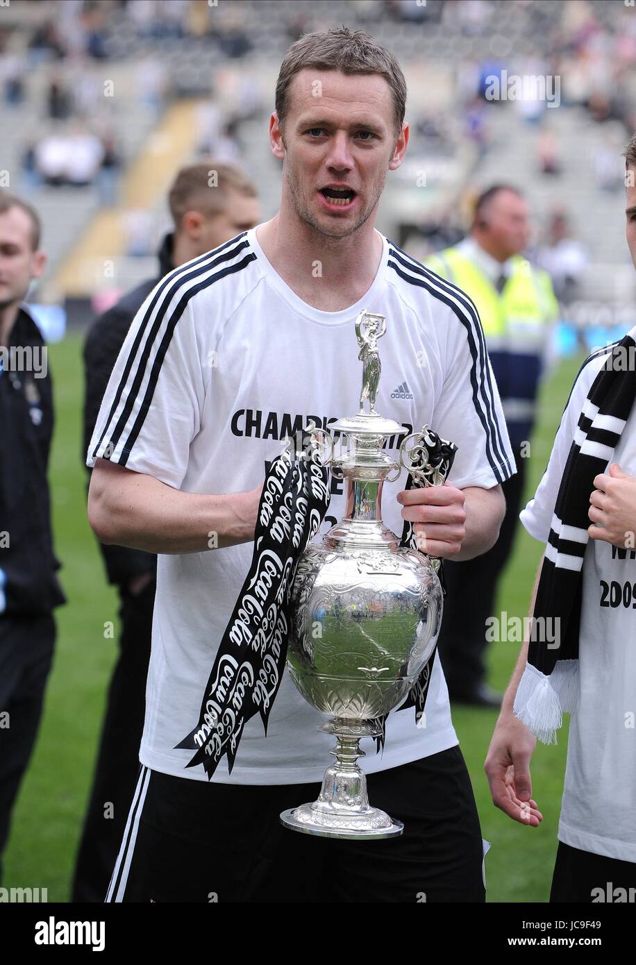 KEVIN NOLAN & TROPHY NEWCASTLE UNITED FC NEWCASTLE UNITED FC ST JAMES ...