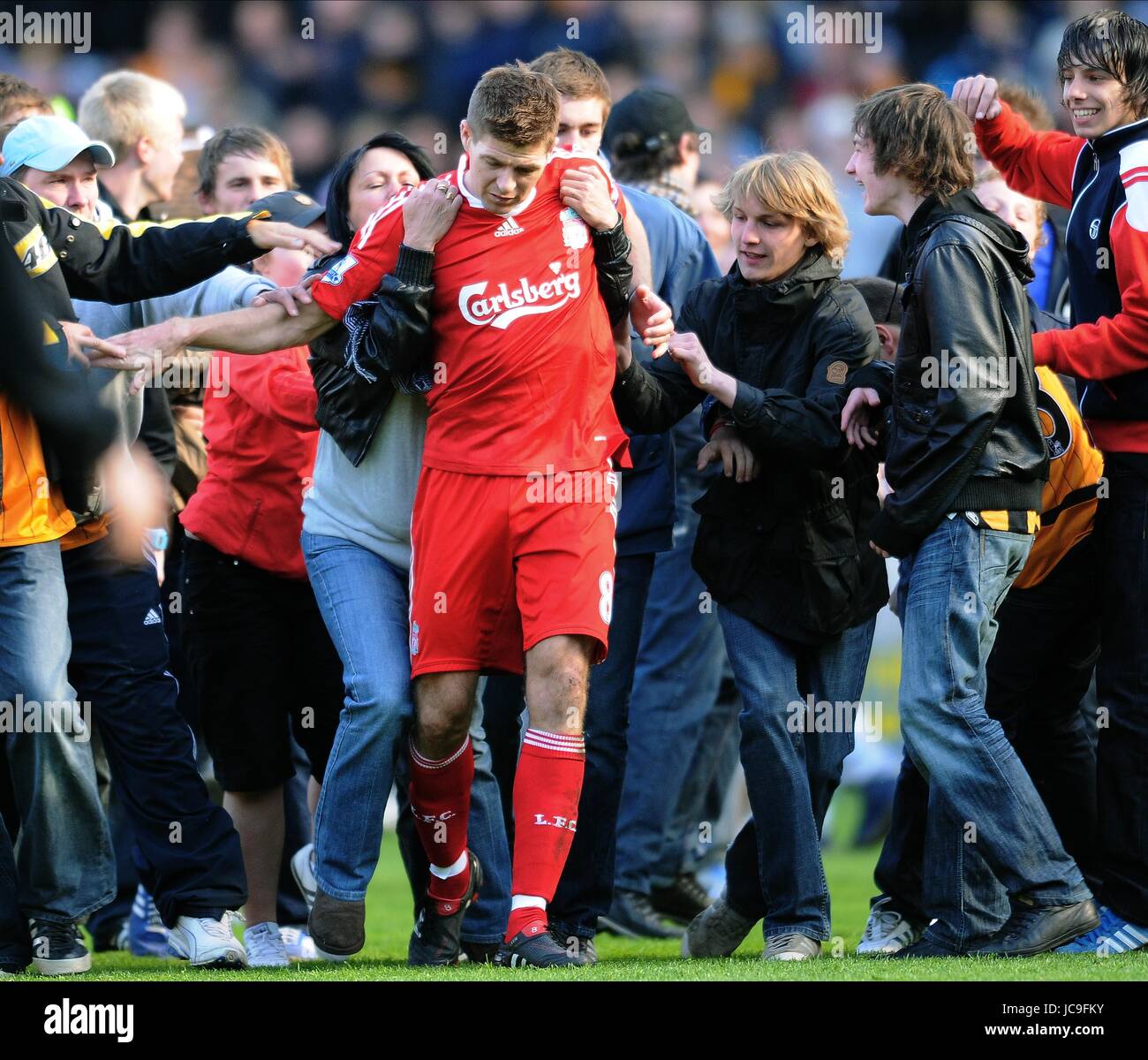 CAN LIVERPOOL HOLD ON TO STEVE HULL V LIVERPOOL KC STADIUM HULL ENGLAND ...